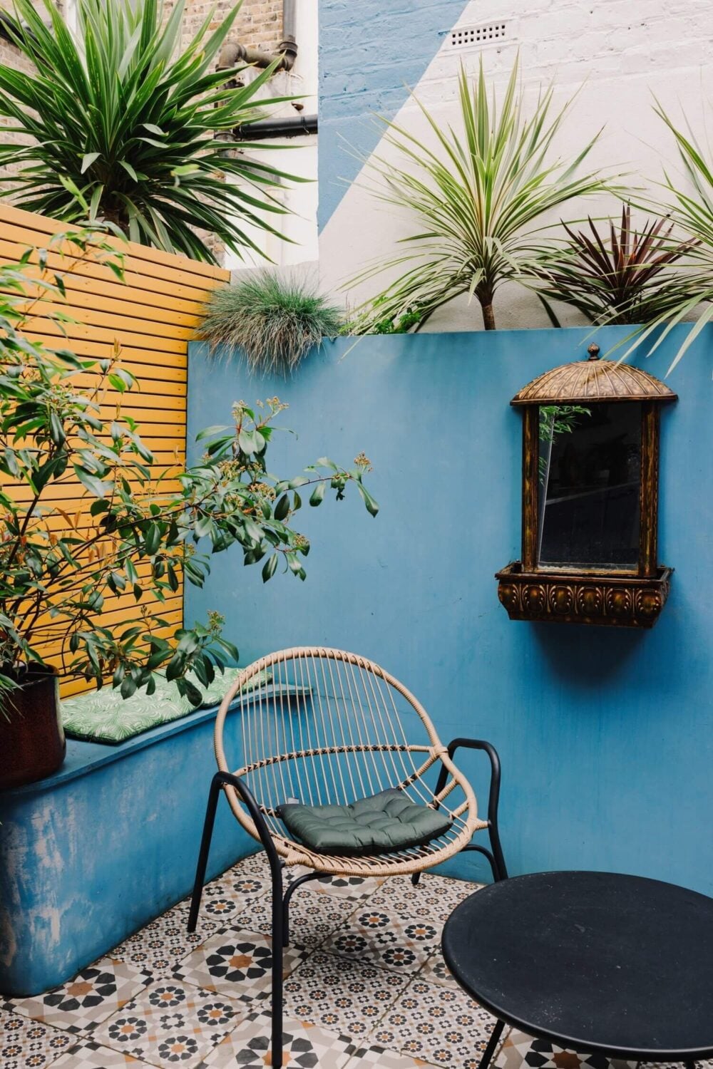 An Eclectic Narrow Blue House in London - The Nordroom
