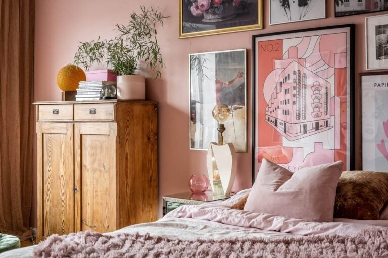A Pink Studio Apartment with a Midcentury Kitchen - The Nordroom