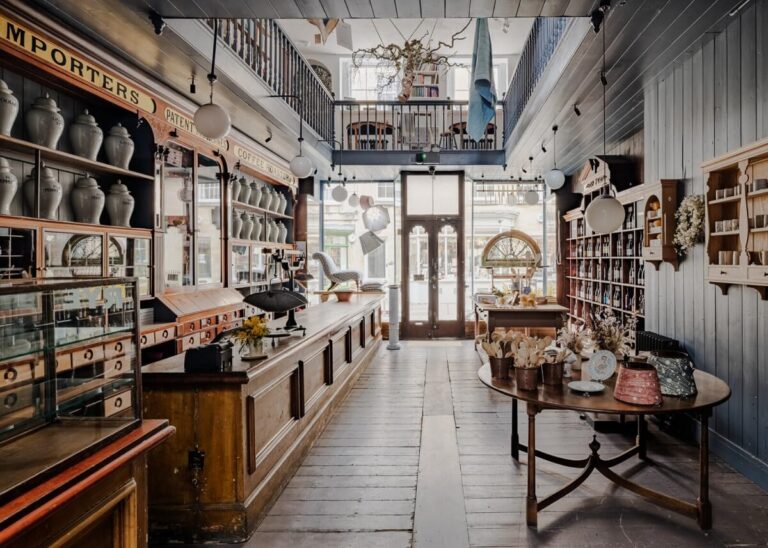 A Unique Historic House with Old Fashioned Shop in Bath - The Nordroom