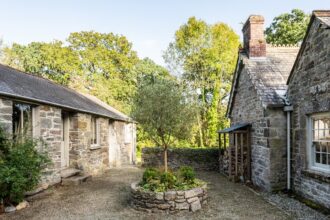 An English Country House That Pairs History with Contemporary Design ...