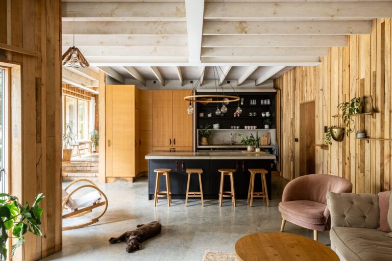 An English Country House That Pairs History with Contemporary Design ...
