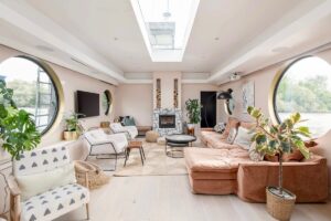 A Spacious and Stylish Houseboat in London - The Nordroom