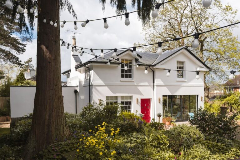 A White English House with a Beautiful Open-Plan Kitchen - The Nordroom