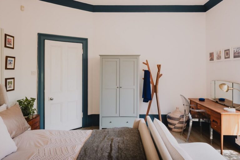 A Deep Blue Color Palette in a London Apartment - The Nordroom