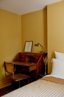 A Charming London House with an Ochre Yellow Bedroom - The Nordroom