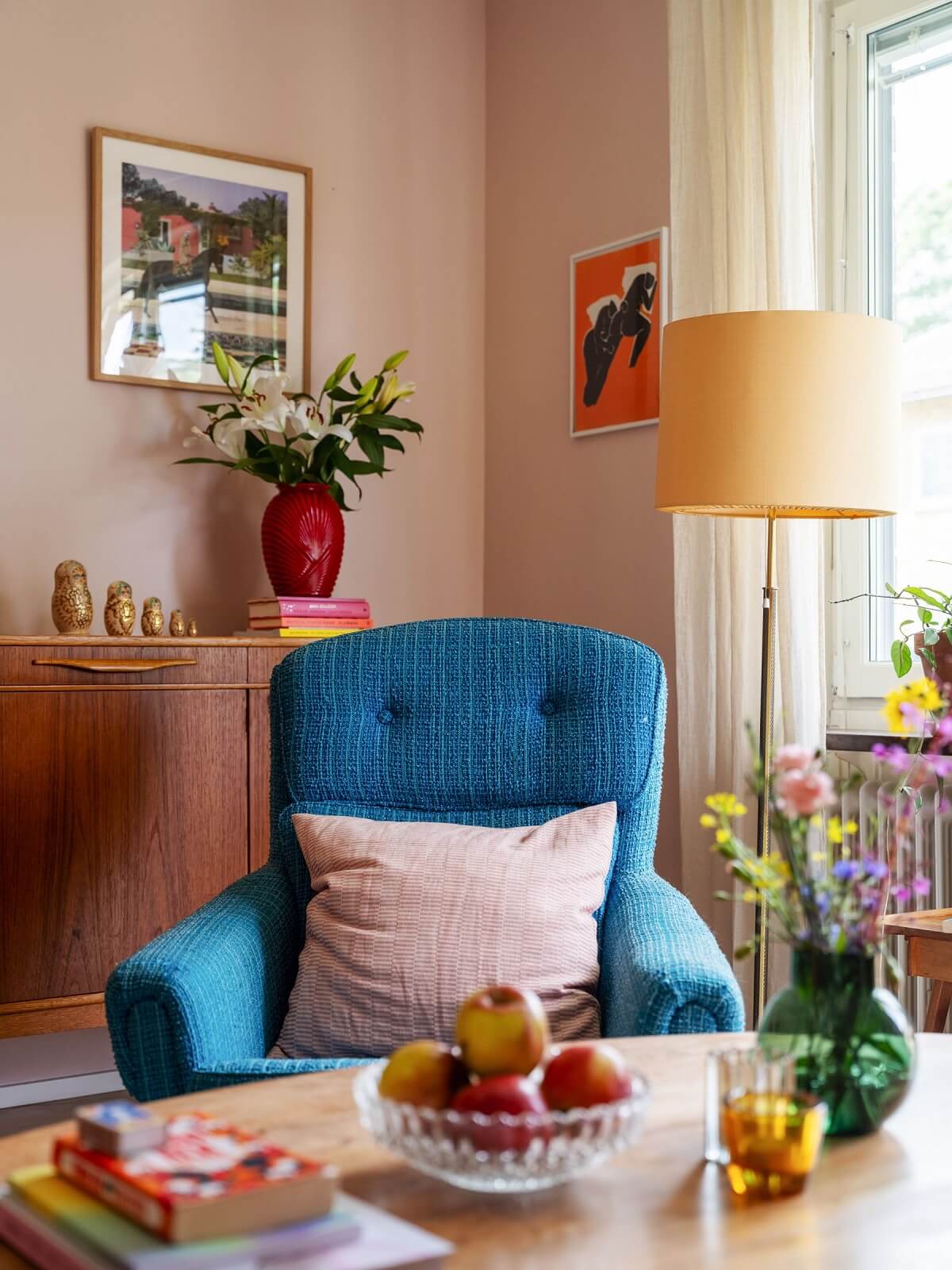 A Studio Apartment with Light Pink Walls and Vintage Furniture - The ...