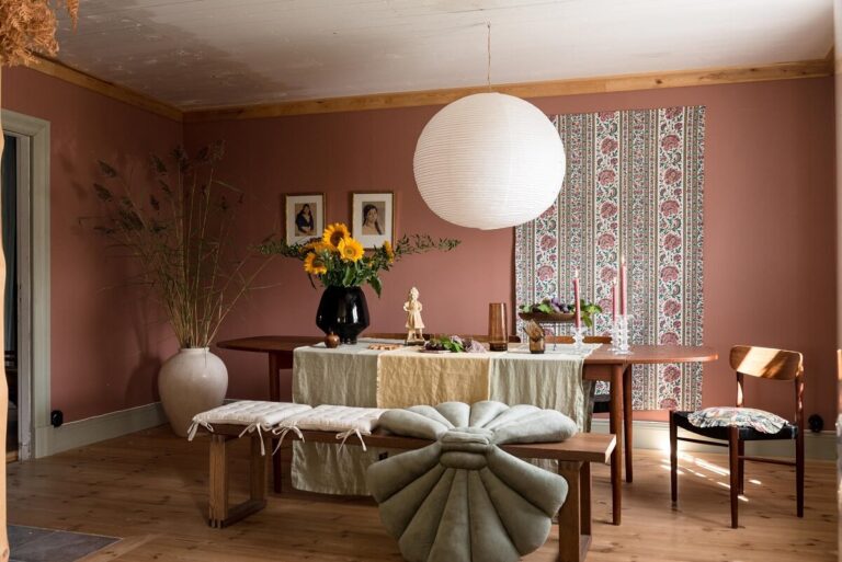 A Charming Country House with a Pink Dining Room and Wallpapers - The ...