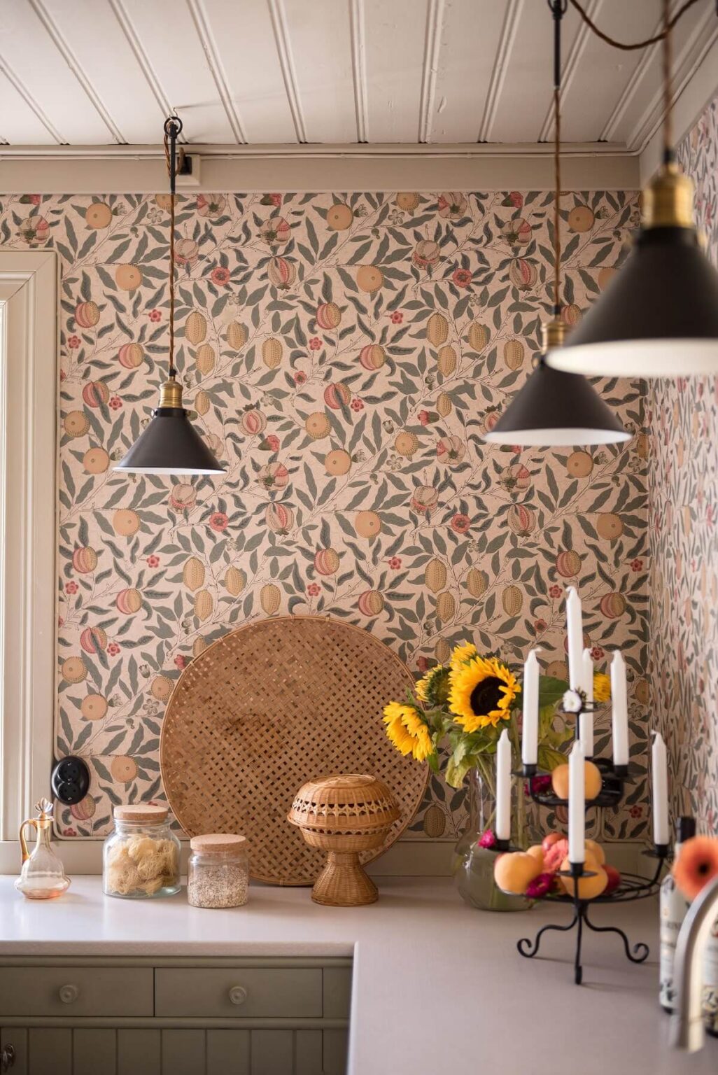 A Charming Country House with a Pink Dining Room and Wallpapers - The ...