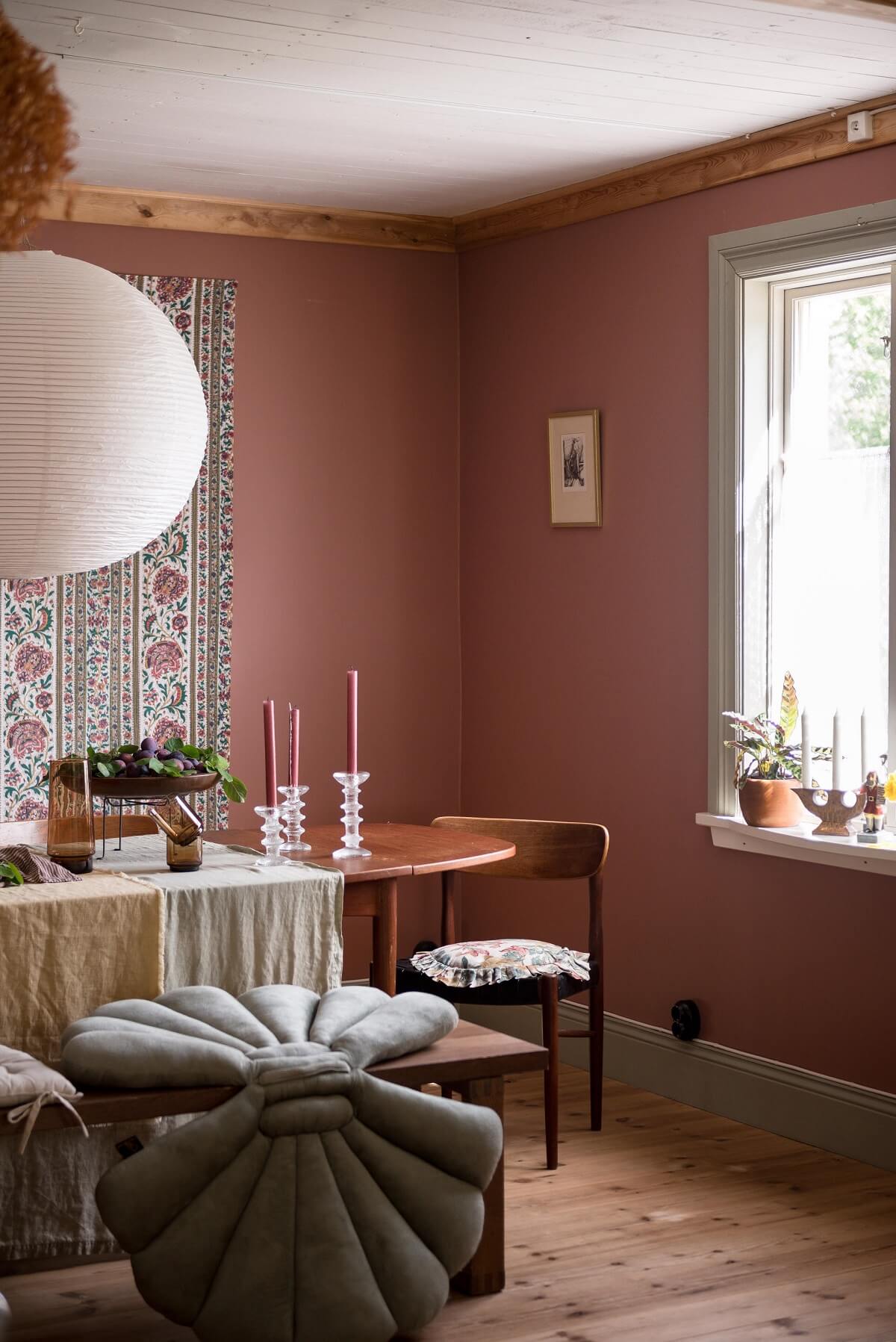 A Charming Country House with a Pink Dining Room and Wallpapers - The ...