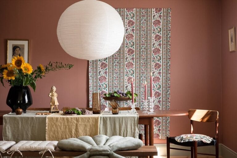 A Charming Country House with a Pink Dining Room and Wallpapers - The ...