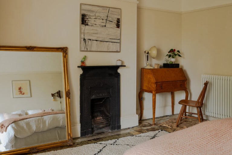 A Strong Color Palette in a Unique Country House in Cornwall - The Nordroom