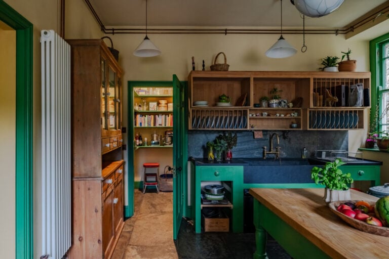 A Strong Color Palette in a Unique Country House in Cornwall - The Nordroom