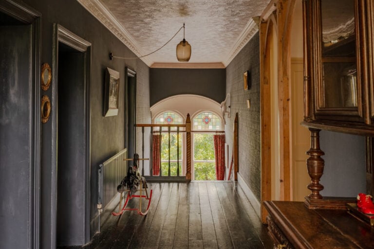 A Strong Color Palette in a Unique Country House in Cornwall - The Nordroom