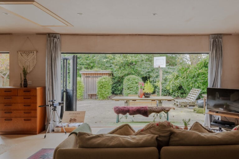 A Strong Color Palette in a Unique Country House in Cornwall - The Nordroom