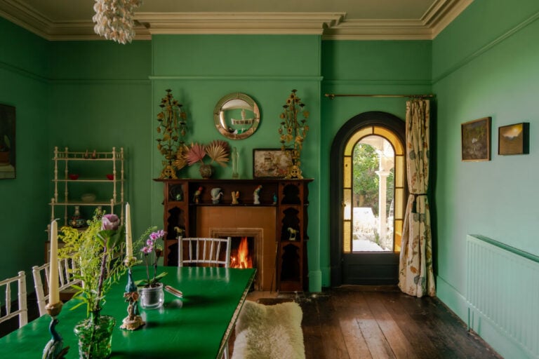 A Strong Color Palette in a Unique Country House in Cornwall - The Nordroom