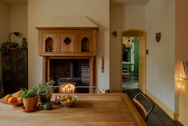 A Strong Color Palette in a Unique Country House in Cornwall - The Nordroom