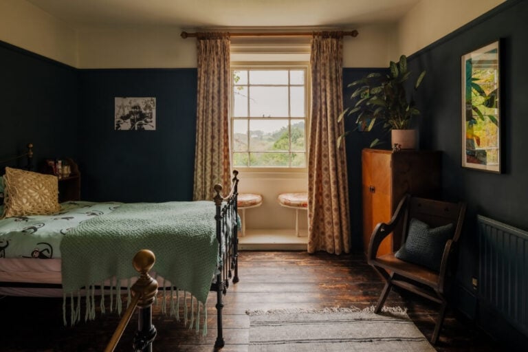 A Strong Color Palette in a Unique Country House in Cornwall - The Nordroom