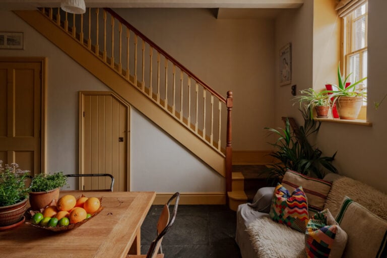 A Strong Color Palette in a Unique Country House in Cornwall - The Nordroom