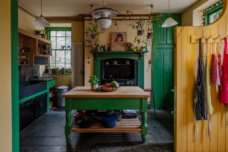 A Strong Color Palette in a Unique Country House in Cornwall - The Nordroom