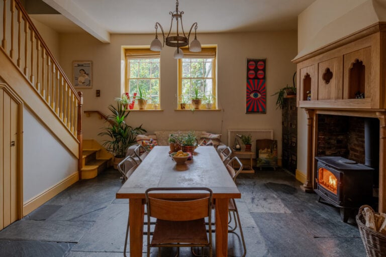 A Strong Color Palette in a Unique Country House in Cornwall - The Nordroom