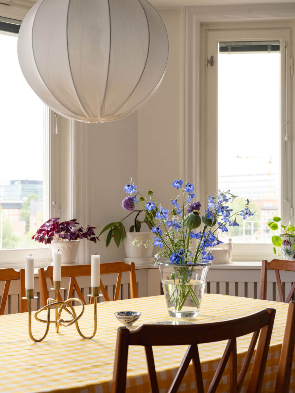 A Small Apartment with High Ceilings and a Large Bay Window - The Nordroom