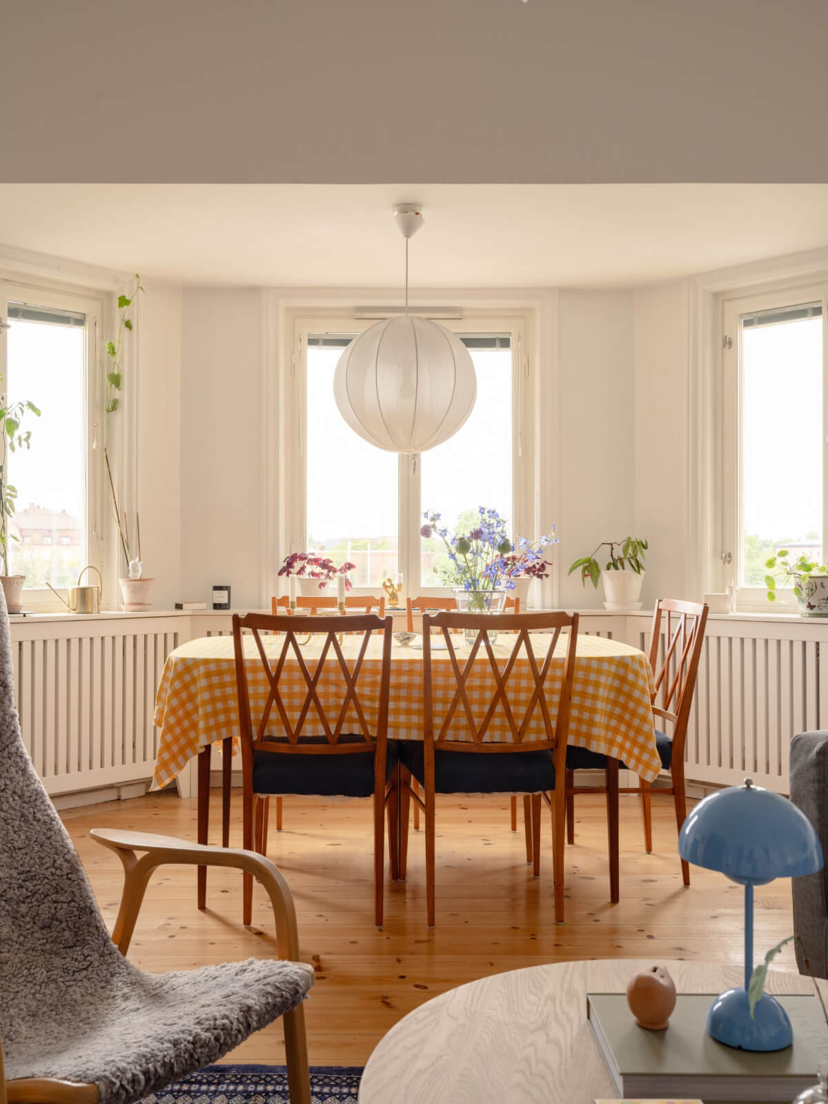 A Small Apartment with High Ceilings and a Large Bay Window - The Nordroom