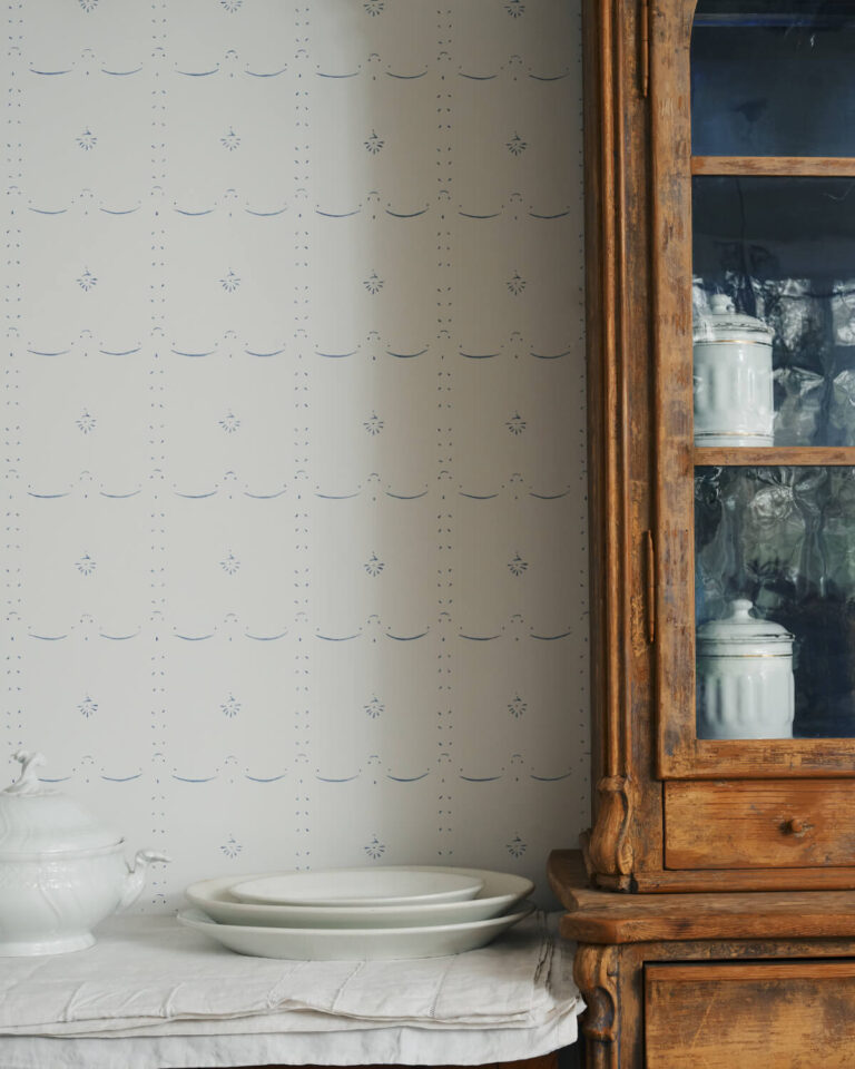 deVOL's Ditsy Delft Wallpaper: A Subtle Pattern Inspired by a Historic ...