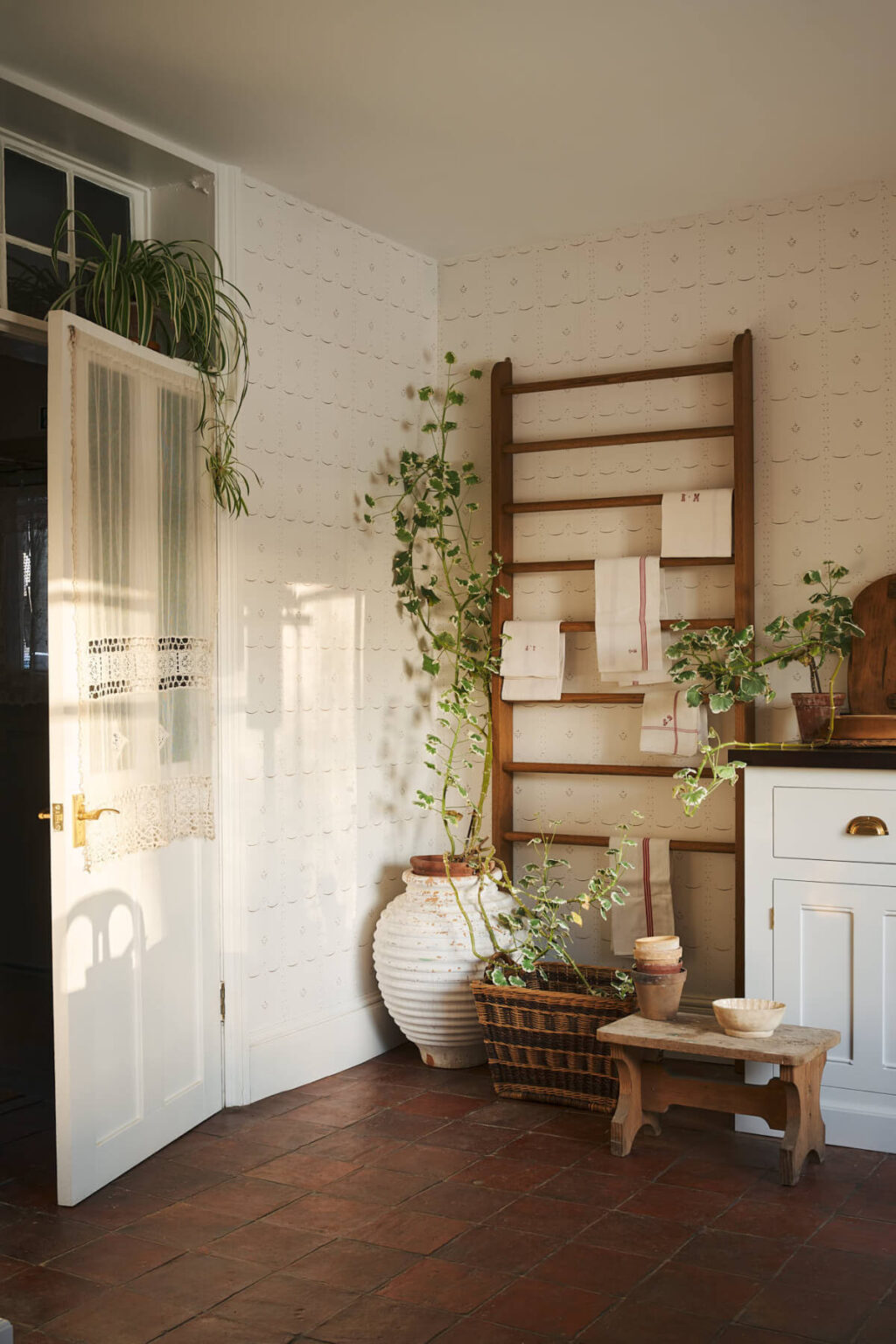 deVOL's Ditsy Delft Wallpaper: A Subtle Pattern Inspired by a Historic ...