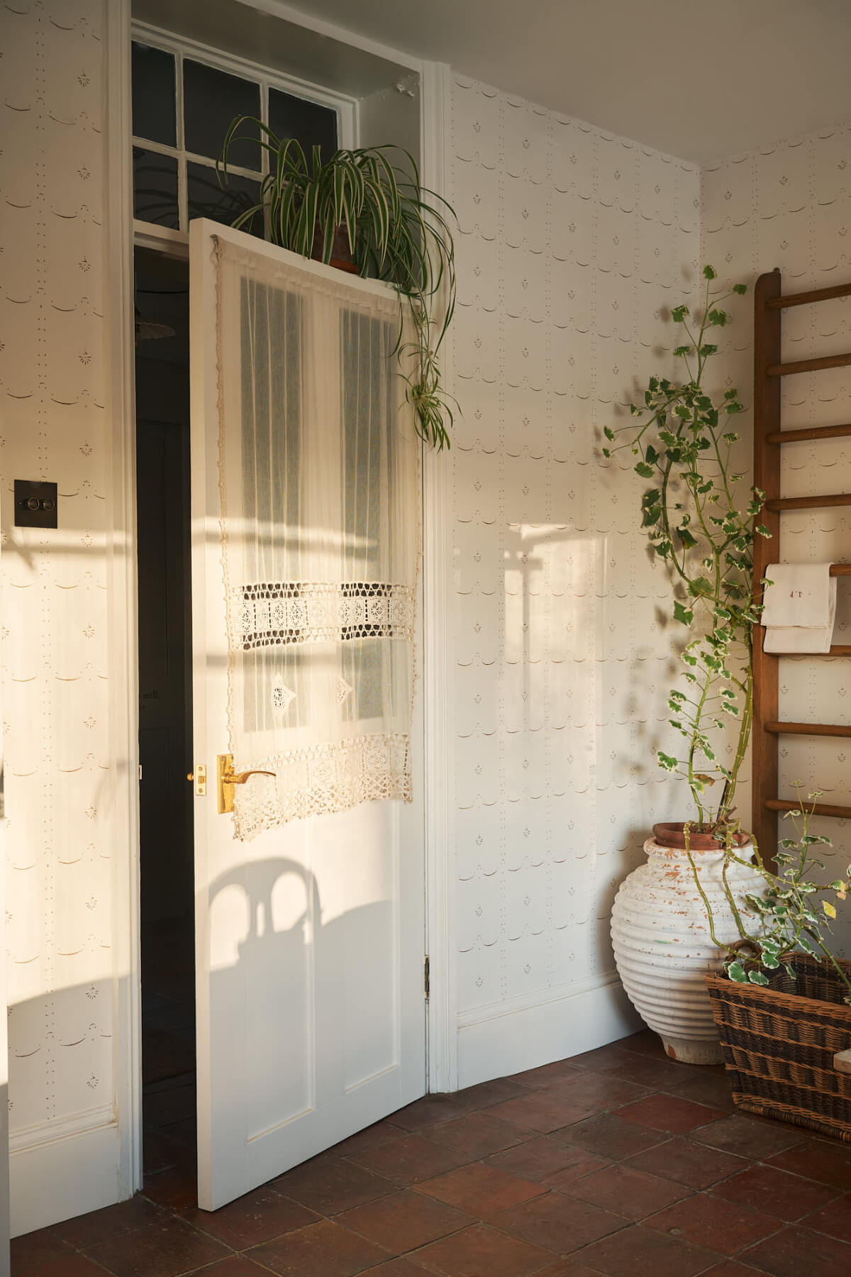 deVOL's Ditsy Delft Wallpaper: A Subtle Pattern Inspired by a Historic ...