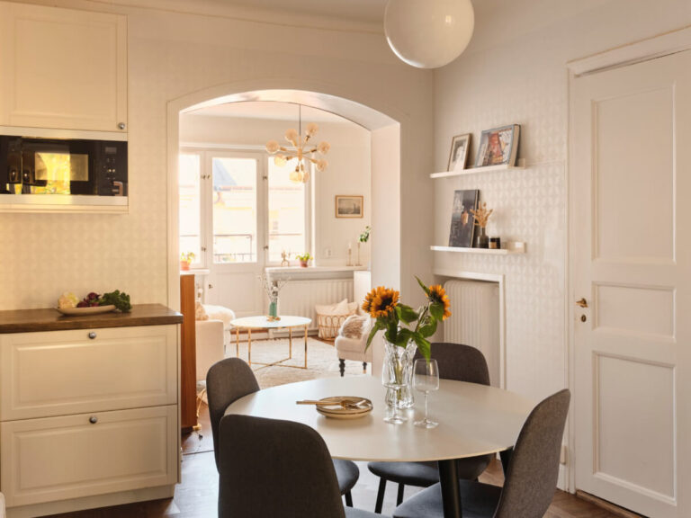 A Light-Filled 1920s Apartment with Two Spacious Balconies - The Nordroom