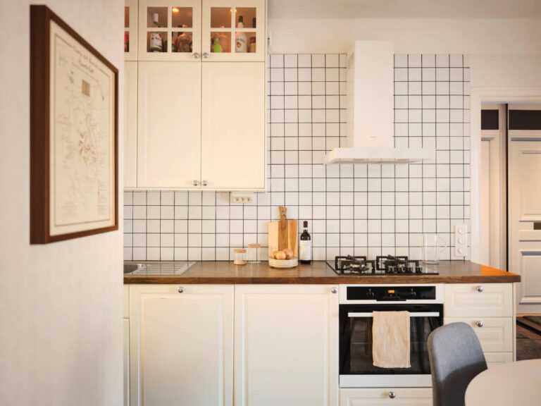 A Light-Filled 1920s Apartment with Two Spacious Balconies - The Nordroom