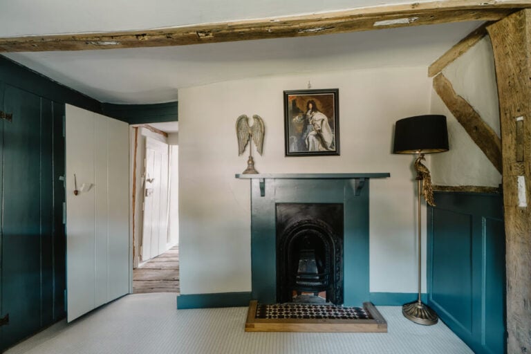 Serene Colors and Historic Elements in an Elizabethan Home in Wiltshire ...