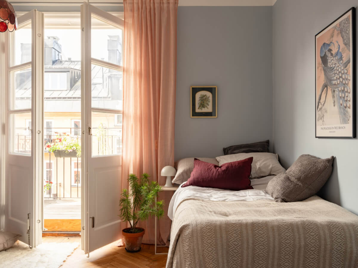 A Blue and Pink Studio Apartment with a Large Balcony - The Nordroom
