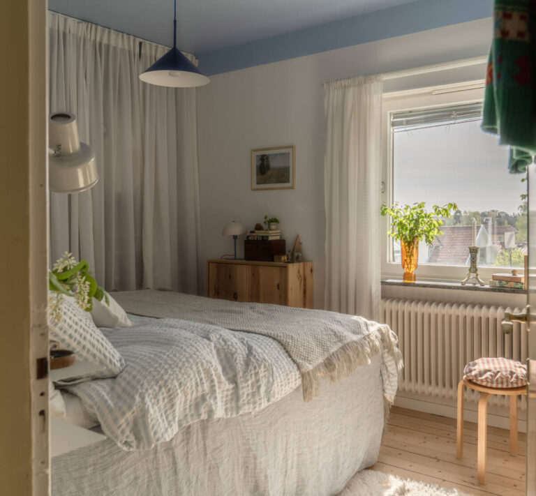 A Stylish and Joyful Color and Material Palette in a Midcentury ...