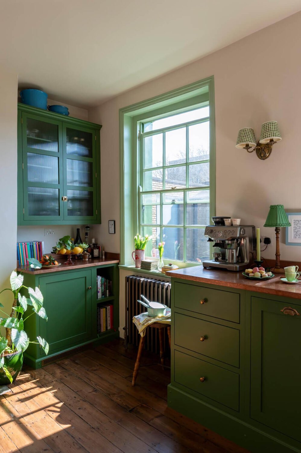 A Small, Green deVOL Kitchen in a 17th-Century London Mews House - The ...
