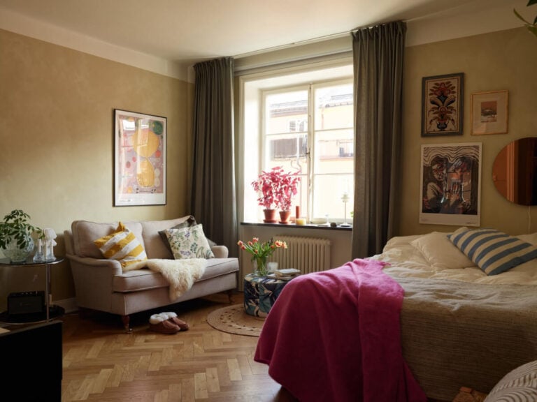 Warm Walls and Original Elements in a Swedish Studio Apartment - The ...