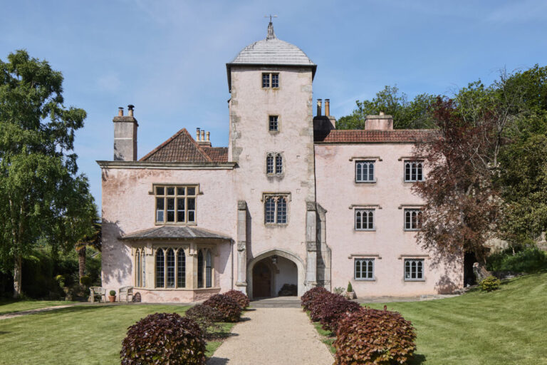 Unique Rooms and Historic Splendor in a Medieval English Country House ...