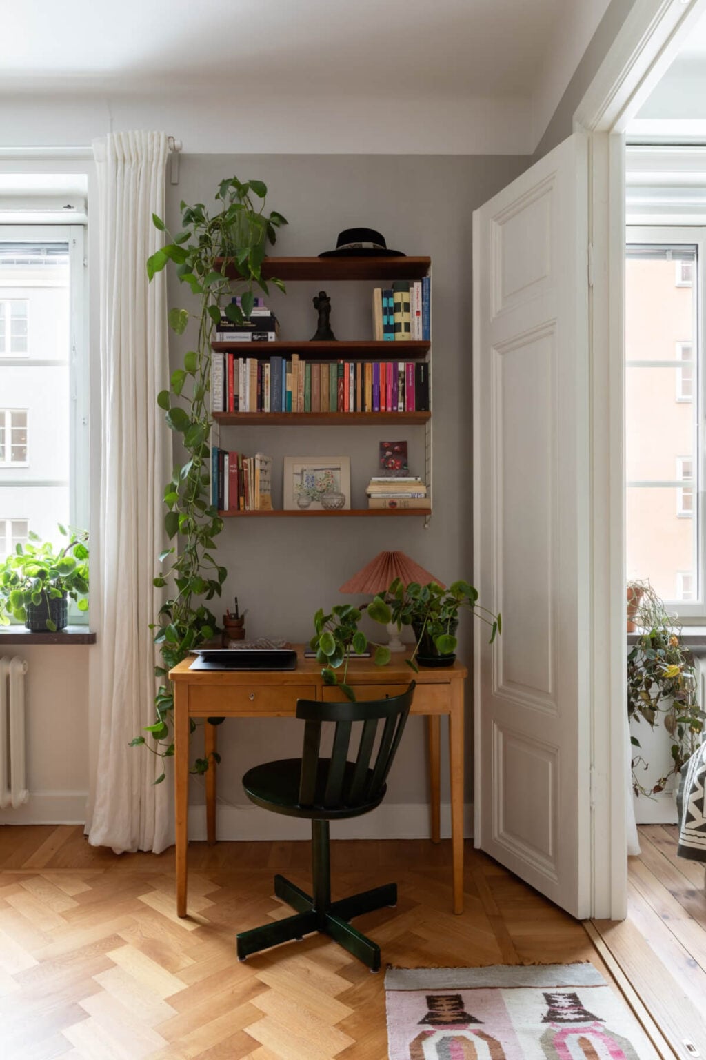 A Nice Color Palette and Original Elements in a Cozy 1930s Apartment ...