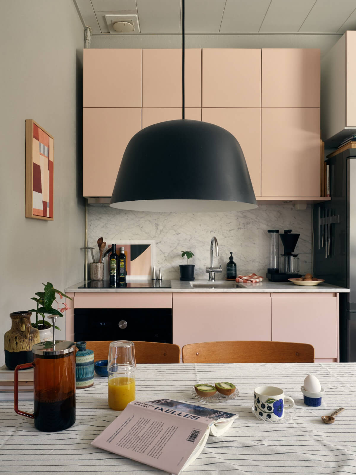 A Tiny Apartment with a Semi-Open Floorplan and a Pink Kitchen - The ...