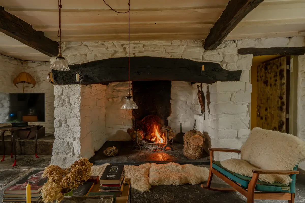 A Restored Welsh Longhouse Where Centuries of Craft Meet Contemporary ...