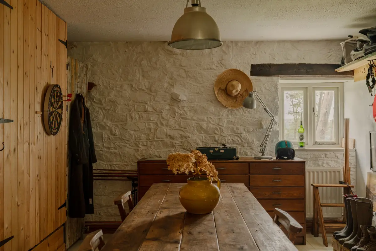 A Restored Welsh Longhouse Where Centuries of Craft Meet Contemporary ...